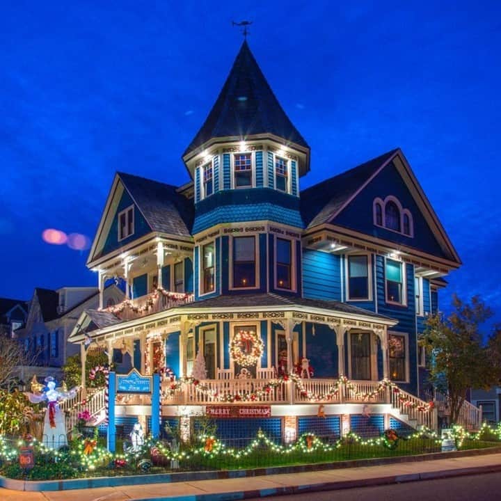 HGTVさんのインスタグラム写真 - (HGTVInstagram)「The Best Small Towns to Visit for ...