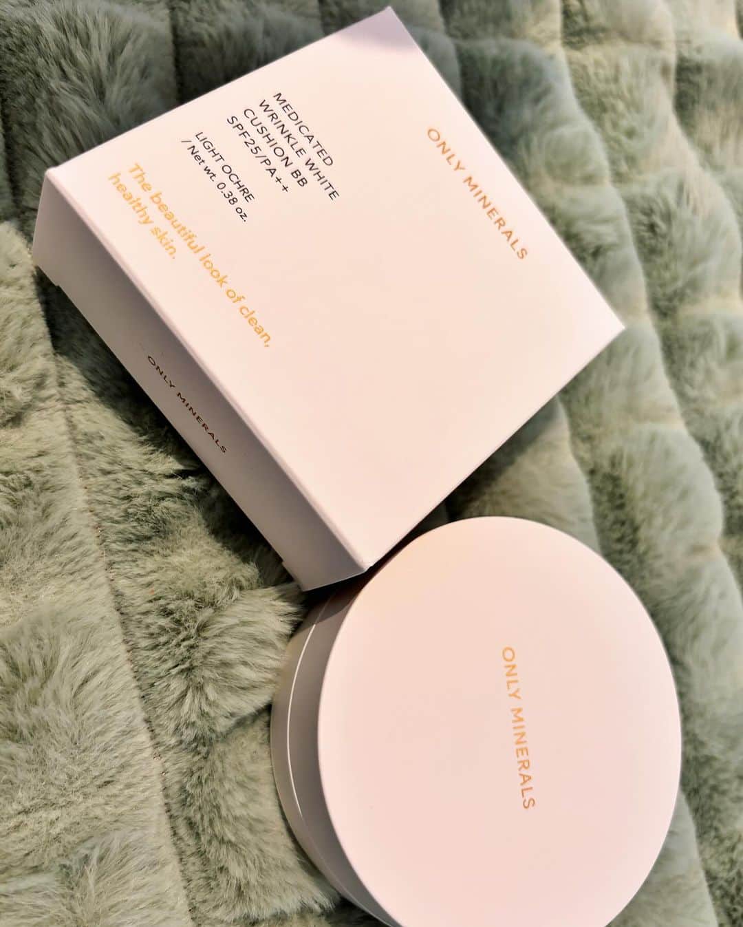 飛鳥凛さんのインスタグラム写真 - (飛鳥凛Instagram)「@onlymineralslさんから商品提供を頂いたのでご紹介します！ 【薬用 リンクルホワイト クッションBB】 これ1つで ...