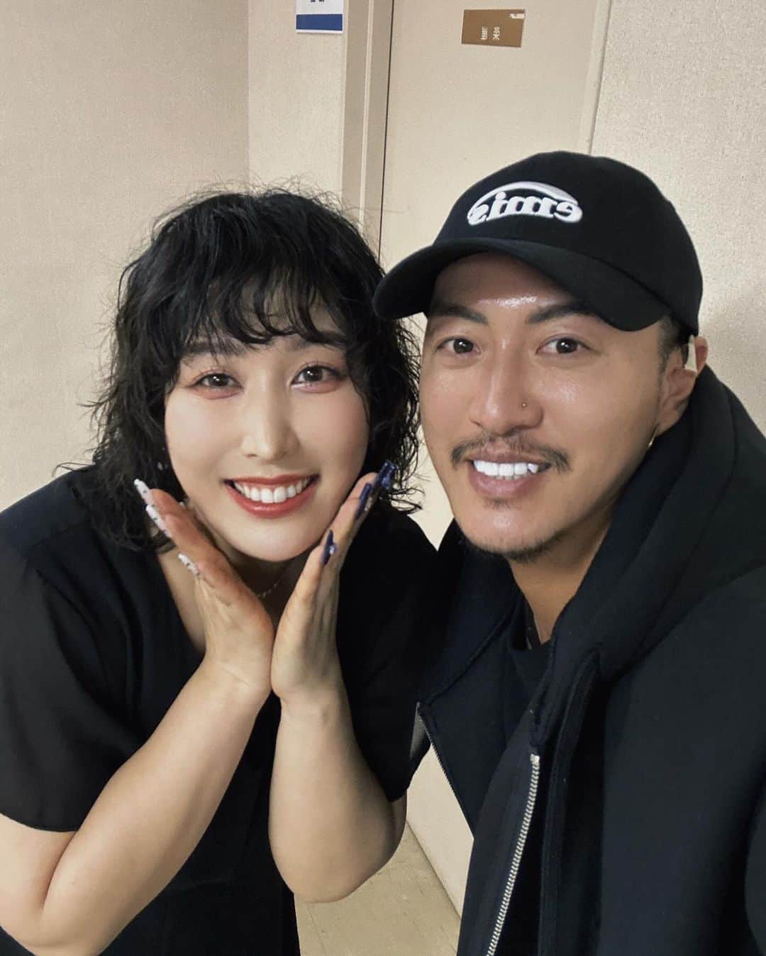 JunJunさんのインスタグラム写真 - (JunJunInstagram)「. にしたんたんたん🎶 @yumecchi_3h おかわ🖤 ヘアメイクの現場ありがとうございました☺️💄 」11月 ...