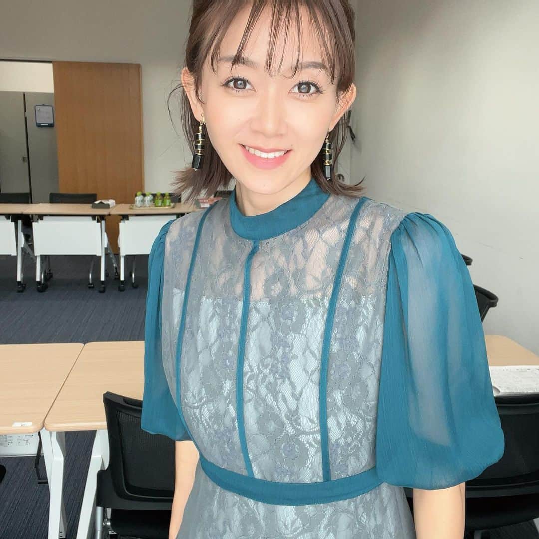 岡部玲子さんのインスタグラム写真 - (岡部玲子Instagram)「本日の衣装とヘアアレンジ (@leja__official )さんのブルードレス👗 実はブラウンを私服で持っておりまして ...