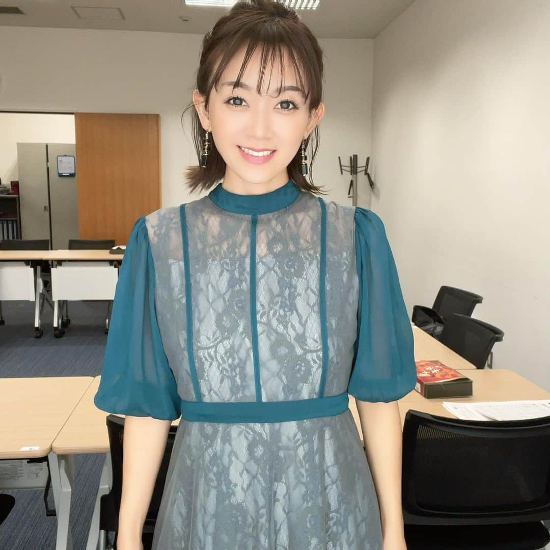 岡部玲子さんのインスタグラム写真 - (岡部玲子Instagram)「本日の衣装とヘアアレンジ (@leja__official )さんのブルードレス👗 実はブラウンを私服で持っておりまして ...