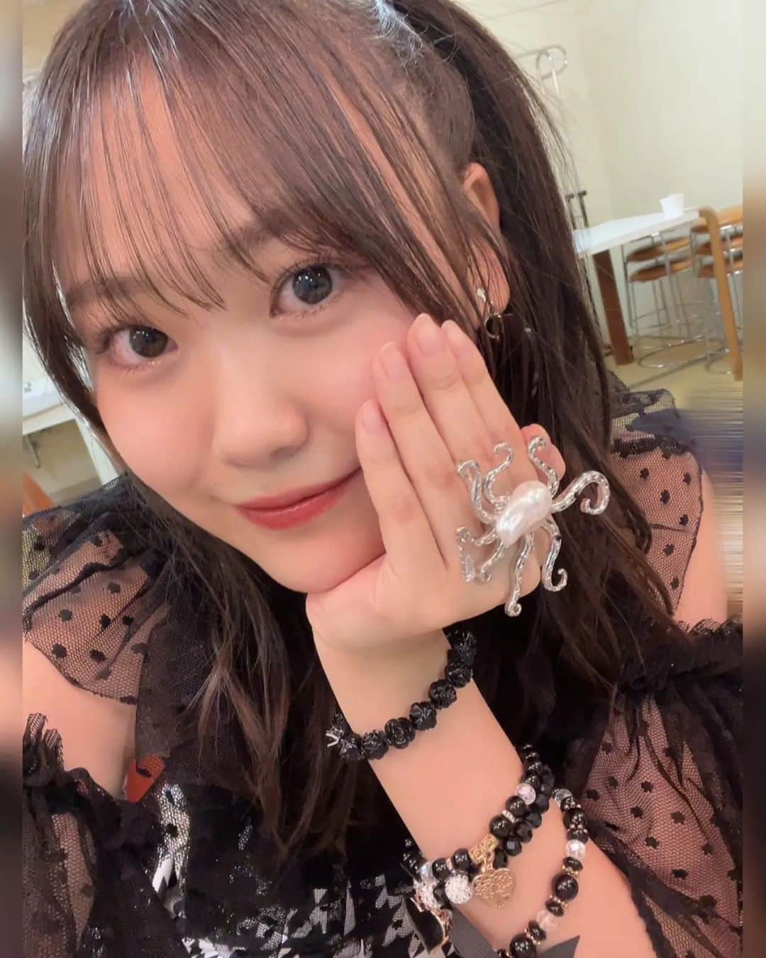 Juice Juiceさんのインスタグラム写真 Juice Juiceinstagram 「秋ツアー指の相棒はタコ🐙 物系の相棒はいます