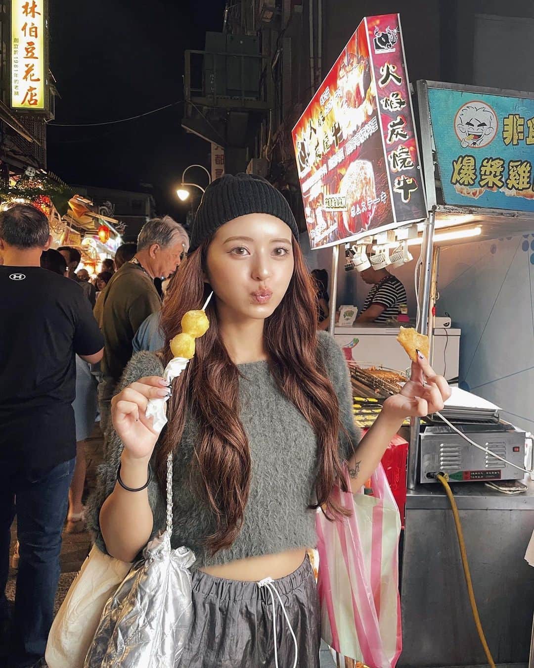 UKAさんのインスタグラム写真 - (UKAInstagram)「2度目ましての夜市🏮 大好きな屋台がずらーーっと並んでて 興奮が止まらない夜市🏮🩷😍 tiktokでまわってきて気になってた ...
