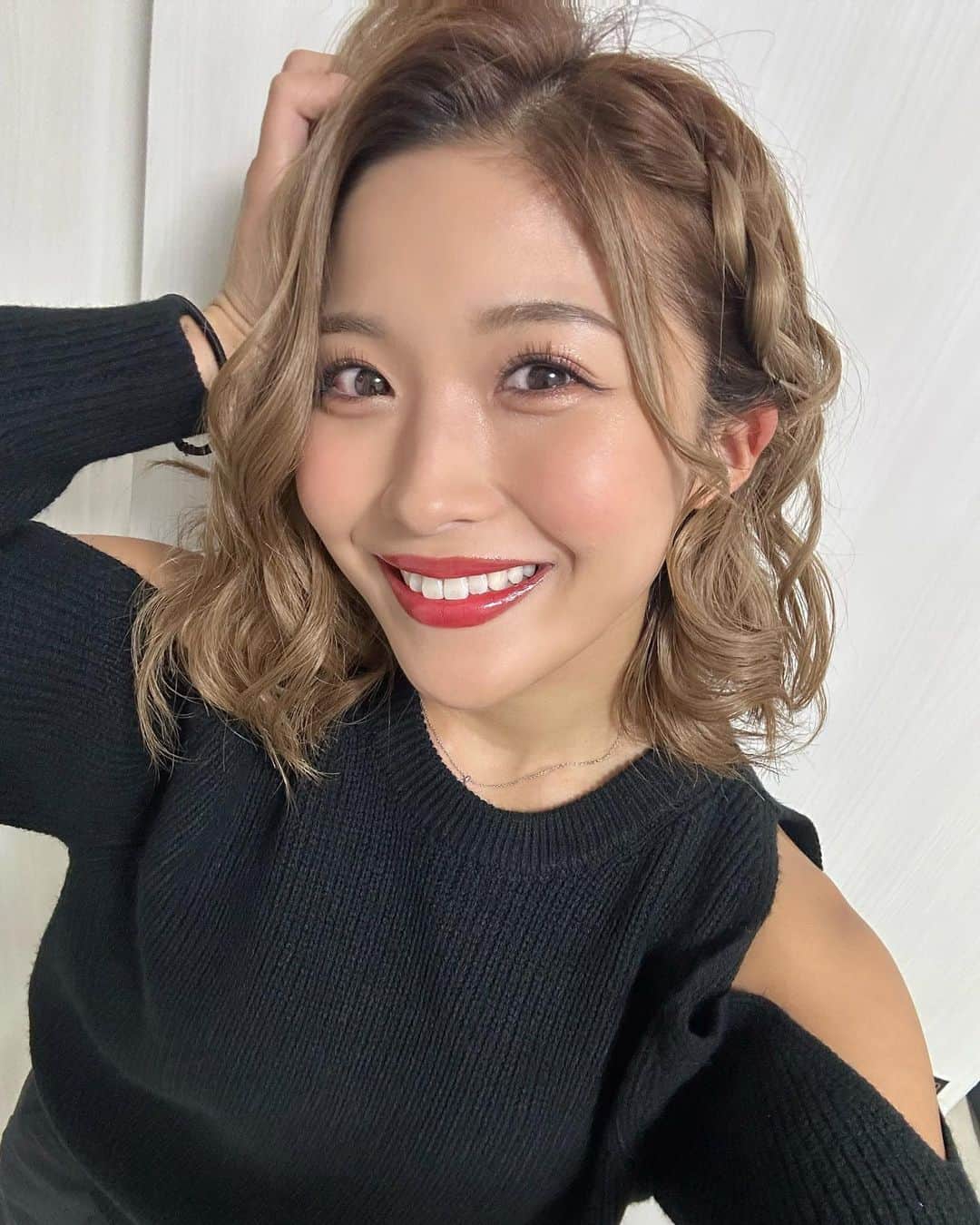 安藤京香さんのインスタグラム写真 - (安藤京香Instagram)「. 髪ほんま伸びたわ😂 量は元々多すぎなんやけども 長さも出てきたし細い ...