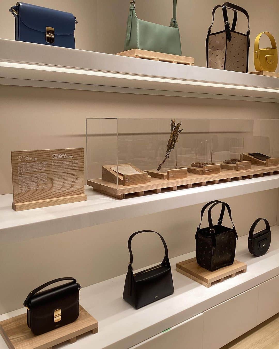 アーペーセーさんのインスタグラム写真 - (アーペーセーInstagram)「A.P.C. BAGS POP-UP IN TOKYO Open until November 28th ...