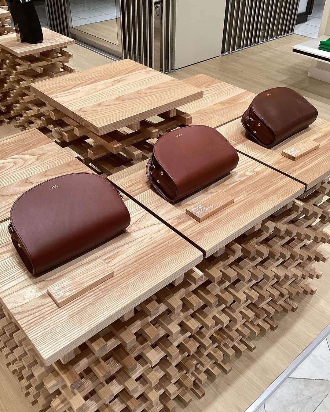 アーペーセーさんのインスタグラム写真 - (アーペーセーInstagram)「A.P.C. BAGS POP-UP IN TOKYO Open until November 28th ...