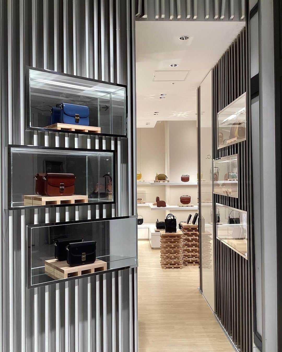 アーペーセーさんのインスタグラム写真 - (アーペーセーInstagram)「A.P.C. BAGS POP-UP IN TOKYO Open until November 28th ...