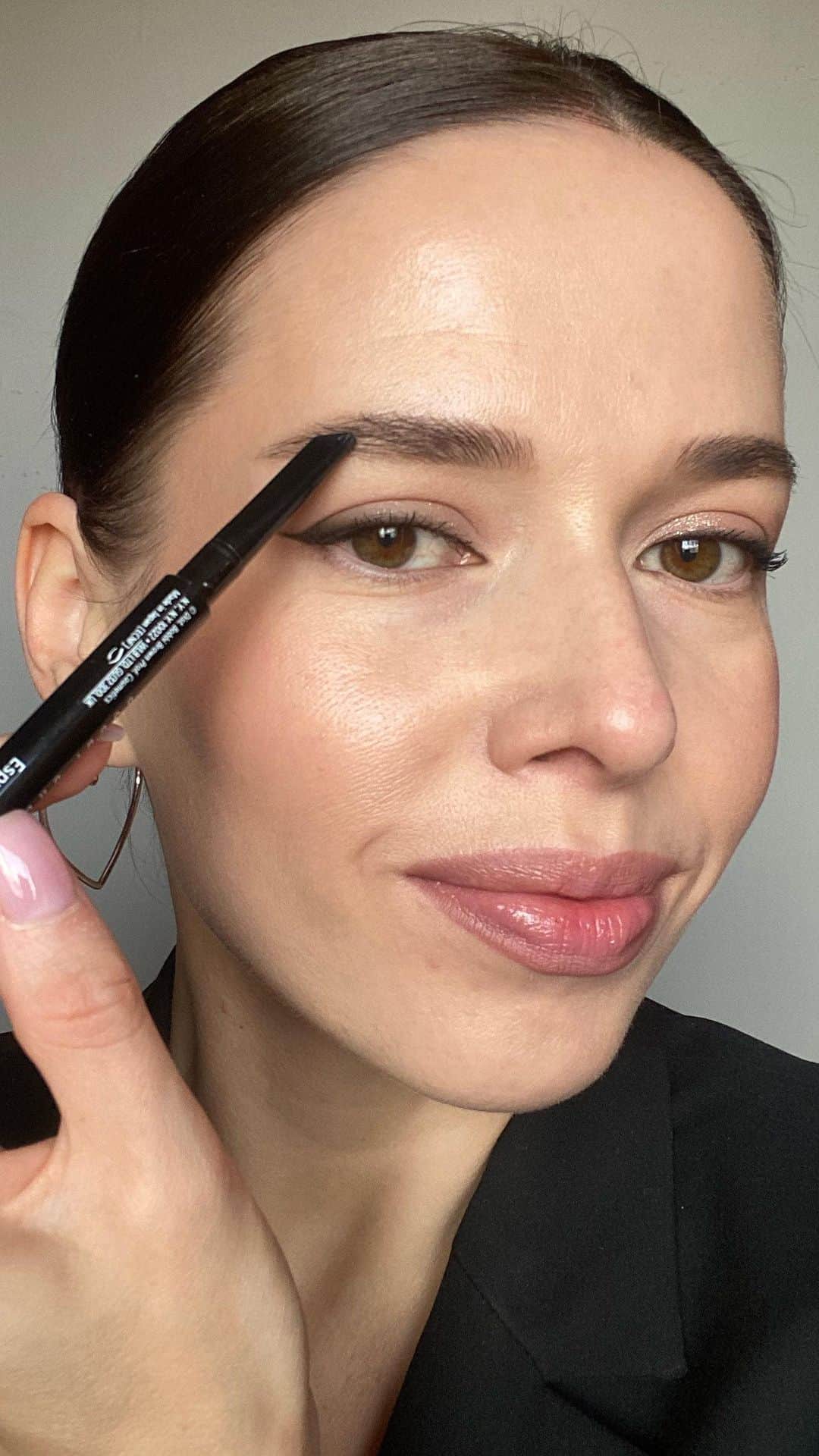 ボビイブラウンさんのインスタグラム動画 - (ボビイブラウンInstagram)「We’ll give it to you straight ...