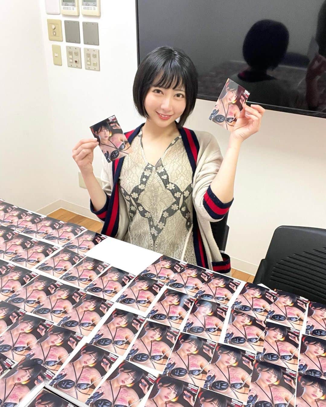 夏目響さんのインスタグラム写真 - (夏目響Instagram)「大好きな皆様こんばんはー！！！ 本日は大量のサイン書きをさせていただきました ...