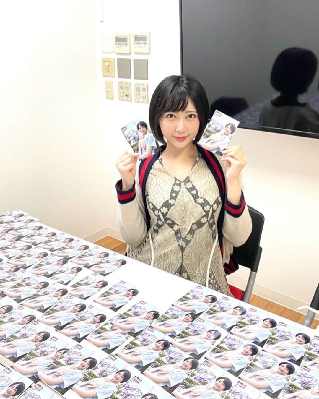 夏目響さんのインスタグラム写真 - (夏目響Instagram)「大好きな皆様こんばんはー！！！ 本日は大量のサイン書きをさせていただきました ...