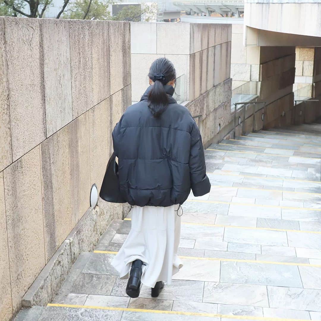 Eri Satoさんのインスタグラム写真 - (Eri SatoInstagram)「【black×ivoryコーデ】 · outer: @aquagarage bag: @orsetto ...