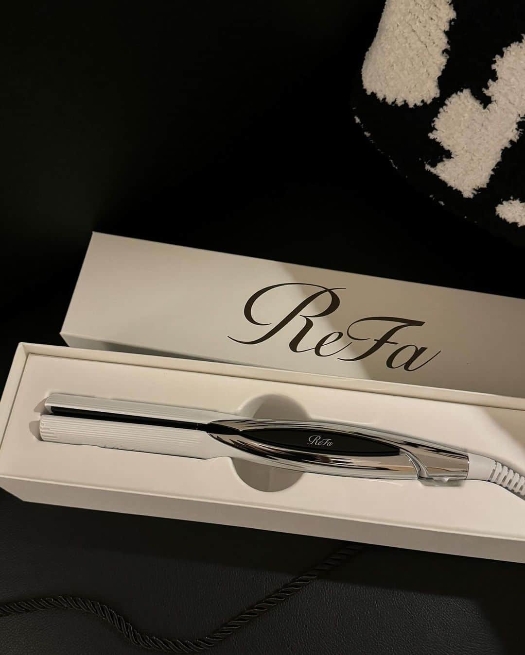 谷川菜奈さんのインスタグラム写真 - (谷川菜奈Instagram)「シャワーヘッドやブラシなど 普段から愛用してるReFa🤍 ストレートアイロンも前から気になっていて、今回プレゼントとして ...