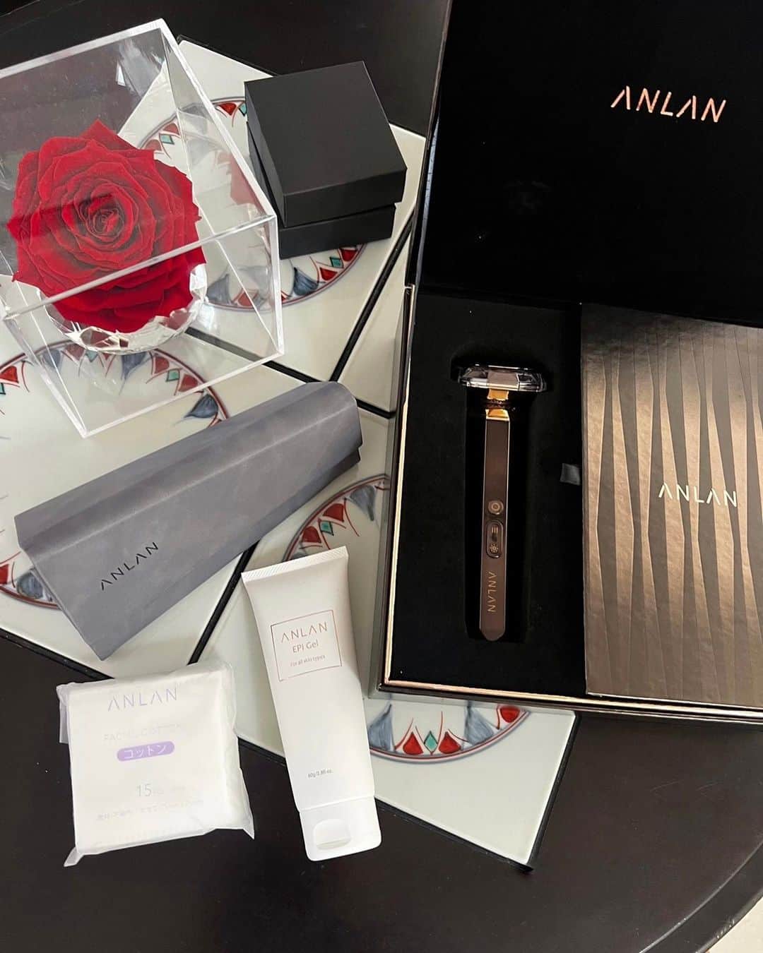 神谷麻美さんのインスタグラム写真 - (神谷麻美Instagram)「#ANLAN の #RF温冷美顔器PRO だよ💖 ️ すごく良い🧖🏻‍♀️ ️ ️ むくみもとれるし、肌ツヤ良くなるっ ️ ...