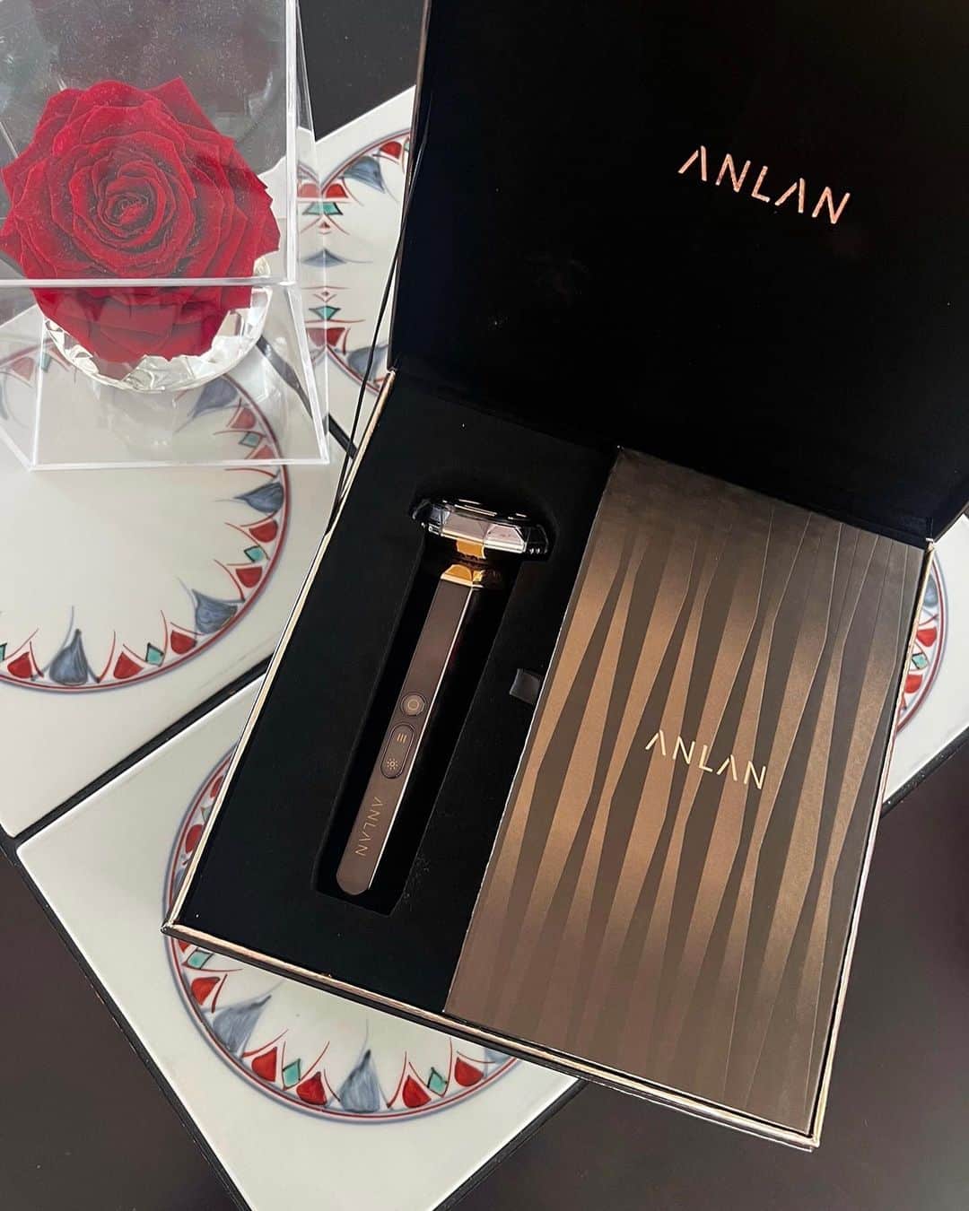 神谷麻美さんのインスタグラム写真 - (神谷麻美Instagram)「#ANLAN の #RF温冷美顔器PRO だよ💖 ️ すごく良い🧖🏻‍♀️ ️ ️ むくみもとれるし、肌ツヤ良くなるっ ️ ...