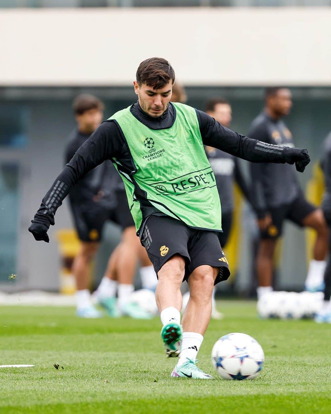 レアル・マドリードさんのインスタグラム写真 - (レアル・マドリードInstagram)「👟⚽️🚀 #RMCity」11月28日 20時46分 ...