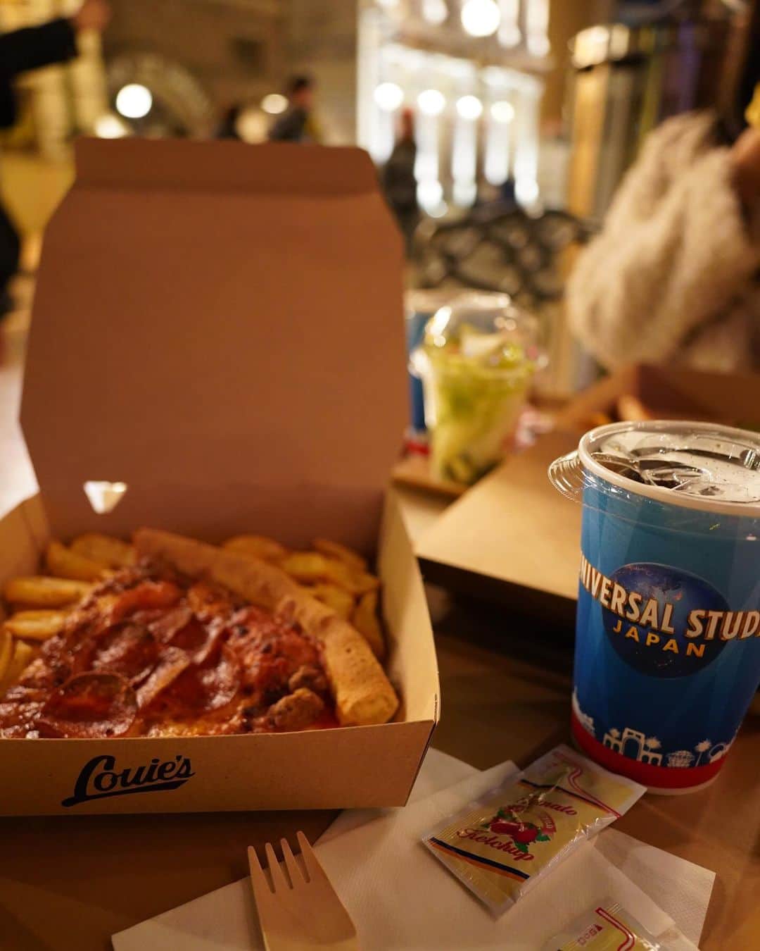 よねいはるかさんのインスタグラム写真 - (よねいはるかInstagram)「usj 🌏 ️ スヌちゃん、 お気に入りコーデ。 outer @le.ema_official」11月28日 20 ...