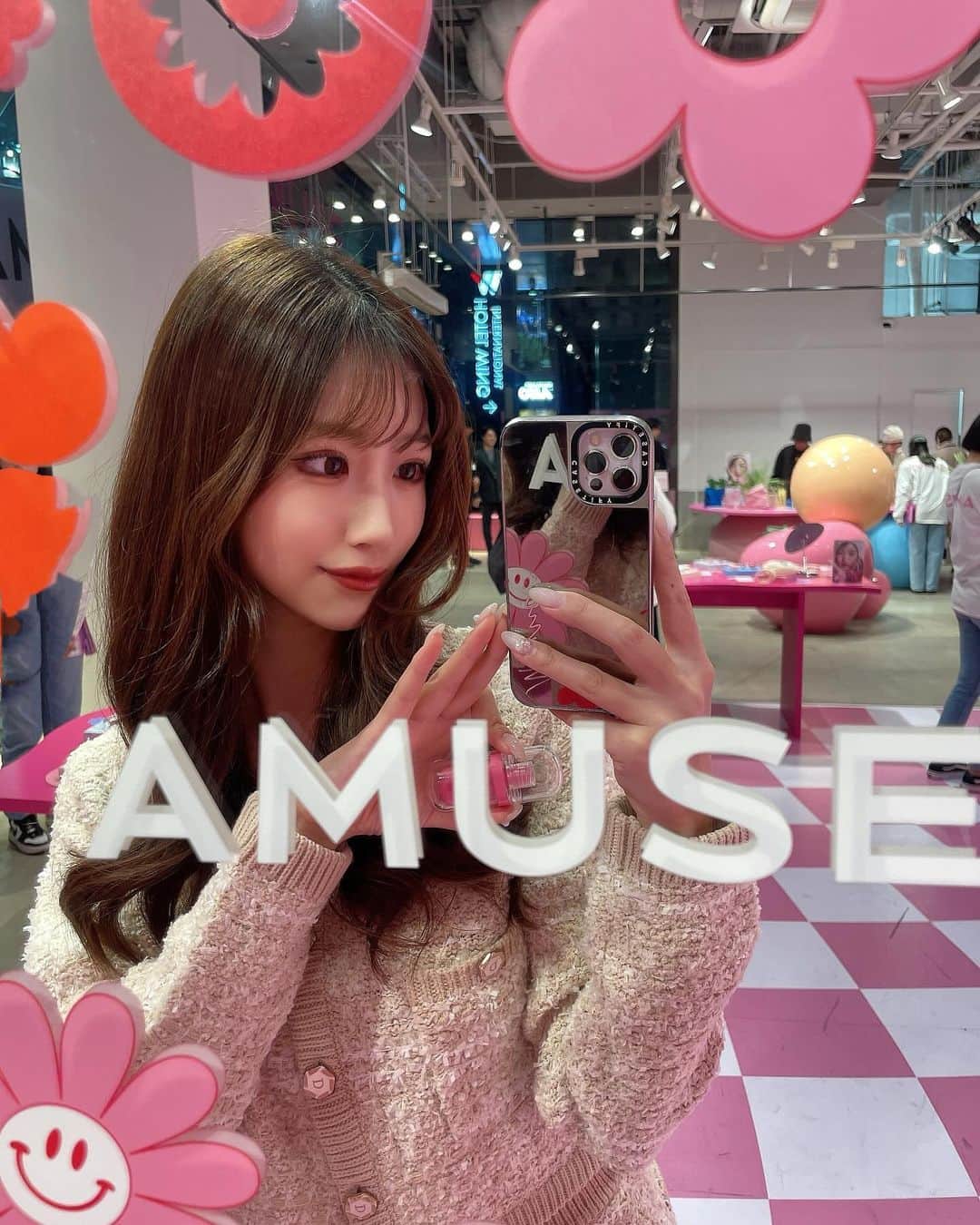 日南まみさんのインスタグラム写真 - (日南まみInstagram)「. @amuse のPOPUPへ💗💗 ぴんくまみれで可愛かった🥺🫰🏻 #AMUSE#アミューズ#ビーガンメイク#ジェル ...