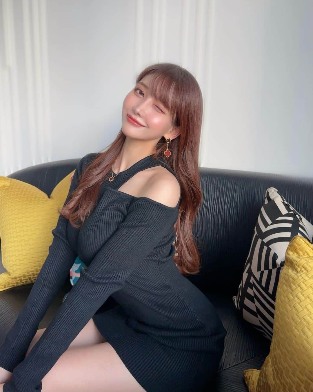 MAYUさんのインスタグラム写真 - (MAYUInstagram)「. ショルダーカットのちょっとセクシーなニットワンピ🖤💋 @maybins_japan . 高めのヒールと合わせて かっこ ...