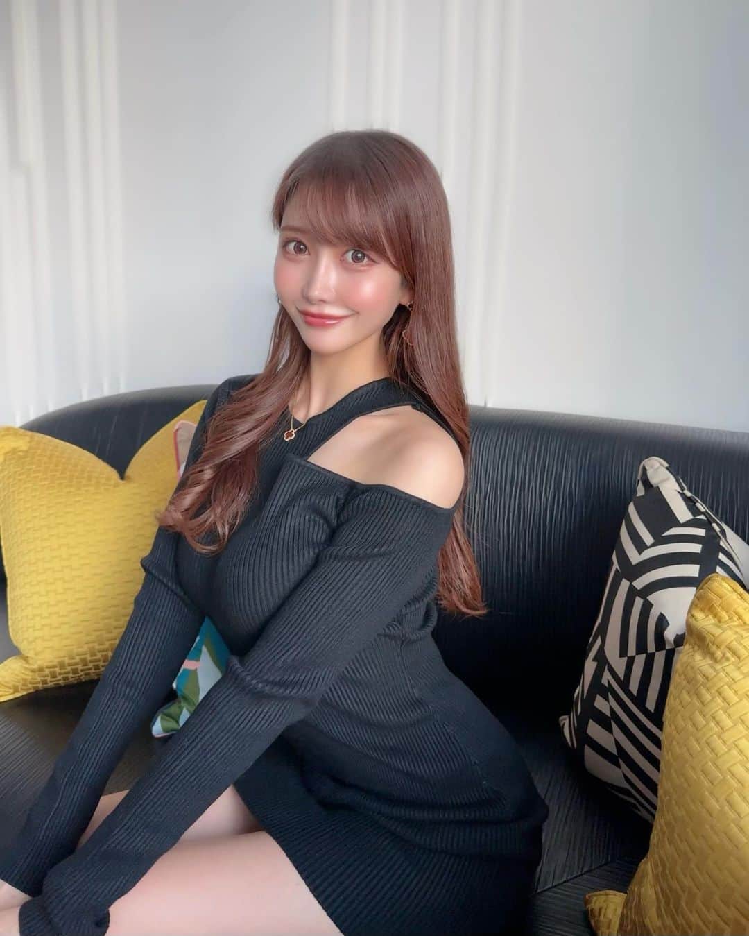 MAYUさんのインスタグラム写真 - (MAYUInstagram)「. ショルダーカットのちょっとセクシーなニットワンピ🖤💋 @maybins_japan . 高めのヒールと合わせて かっこ ...