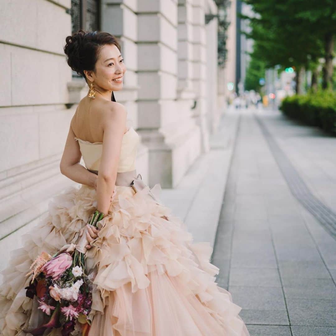 PIARYさんのインスタグラム写真 - (PIARYInstagram)「\ 東京駅前でのロケーションフォトをご紹介💕 ／ ボリュームたっぷりのドレスが素敵な花嫁さま♪ 今回の撮影で大切にされ ...