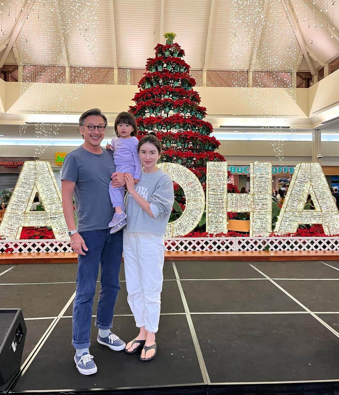 加藤章太郎さんのインスタグラム写真 - (加藤章太郎Instagram)「. 🎄ALOHA🎄 with loco boys👬 #hawaiitrip #hawaii #familytrip # ...