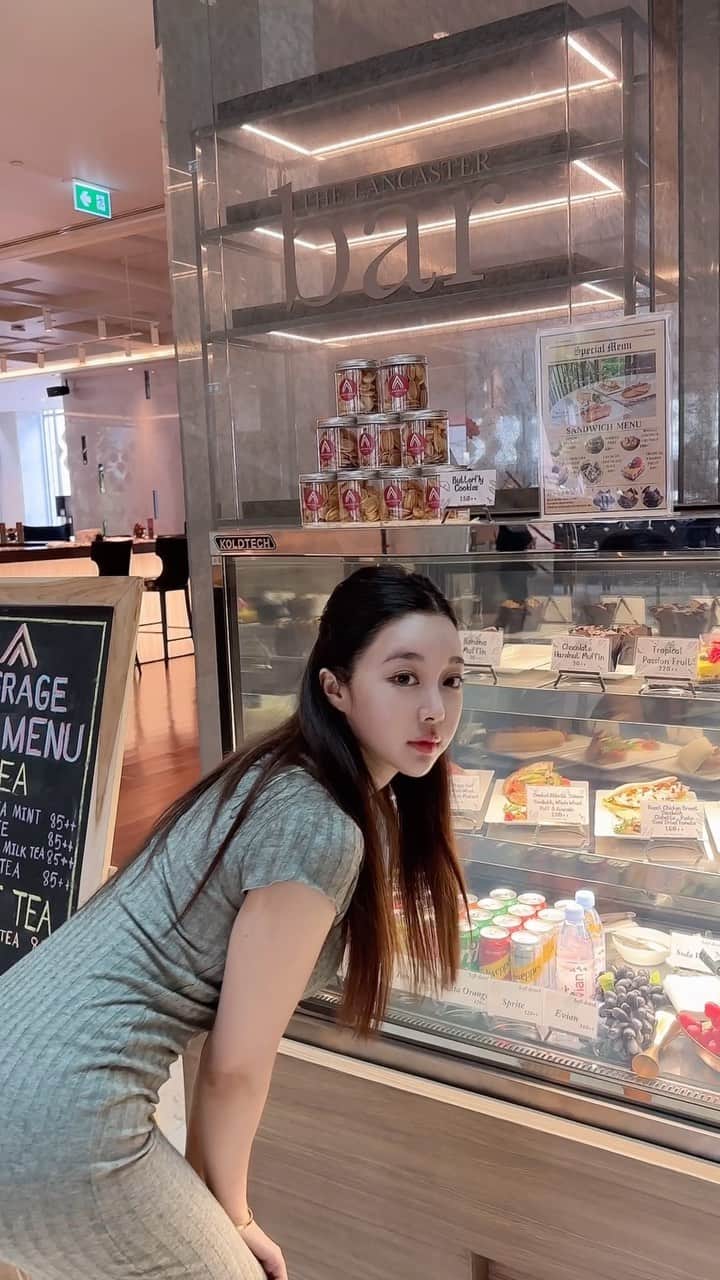 チョ・ミニョンさんのインスタグラム動画 チョ・ミニョンinstagram 「분명히 배터지게 먹었는데 디저트만 보면 케이크 들어 올