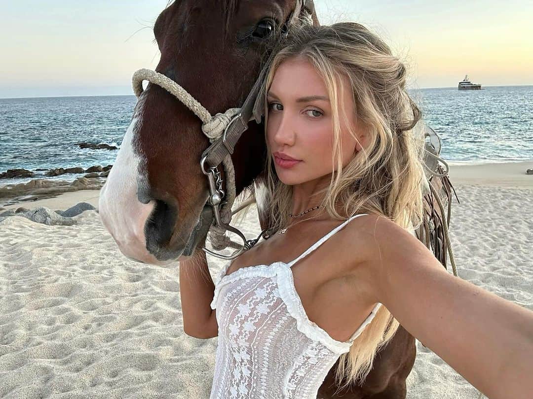 Gabrielle Grace Epsteinさんのインスタグラム写真 - (Gabrielle Grace EpsteinInstagram)「saw a video of a dog ...