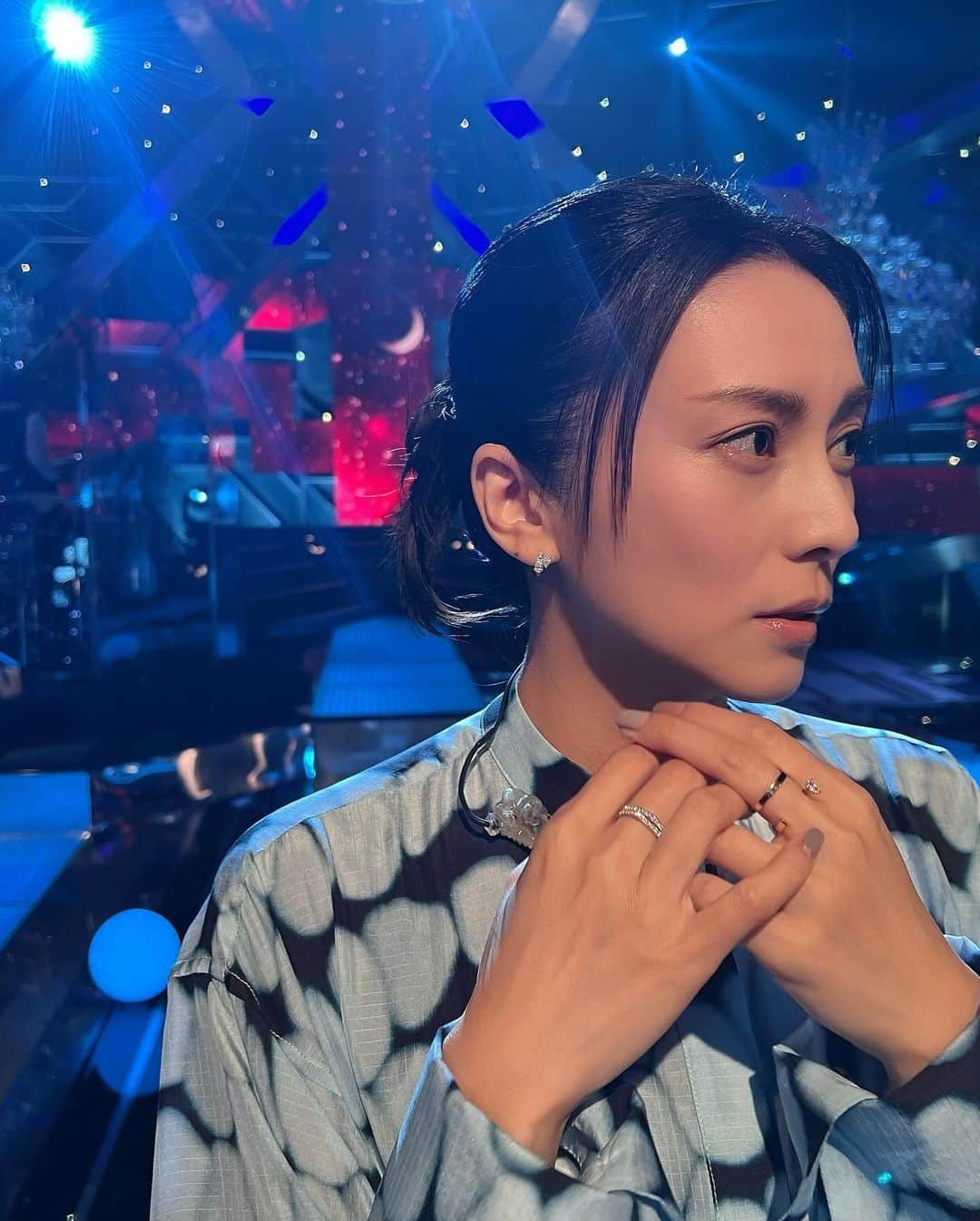 柴咲コウさんのインスタグラム写真 柴咲コウinstagram 「『fns歌謡祭2023 第1夜』 月のしずく 瞳をとじて 歌唱