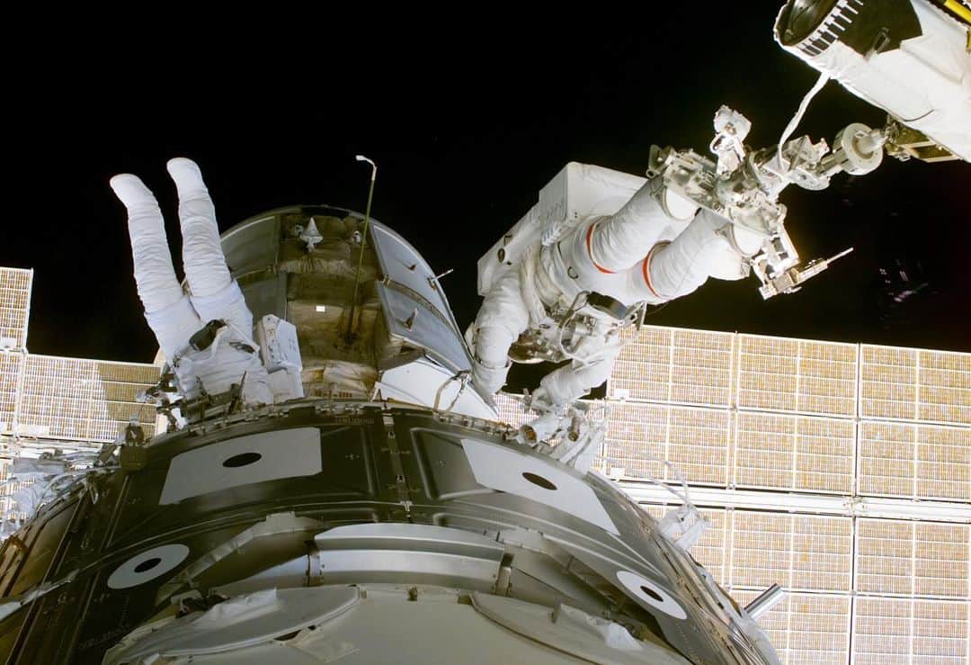国際宇宙ステーションさんのインスタグラム写真 - (国際宇宙ステーションInstagram)「One for the books. 👨‍🚀🛰 ...