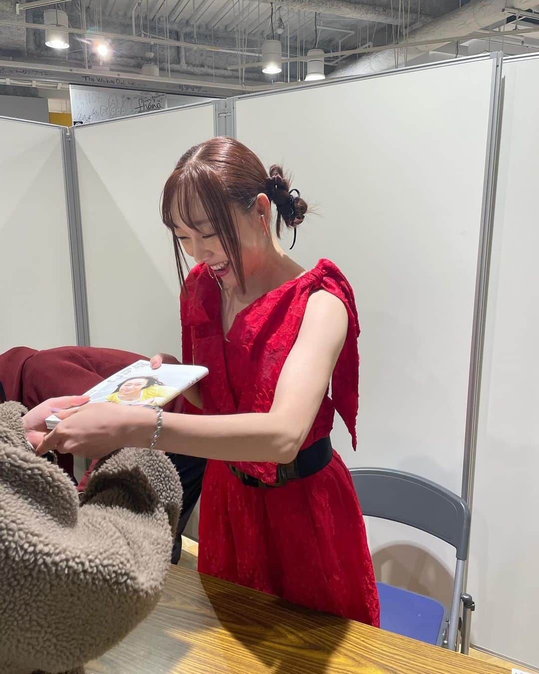 須田亜香里さんのインスタグラム写真 須田亜香里instagram 「真っ赤なドレス🌹 2023年12月2日 タワーレコード梅田nu茶屋町