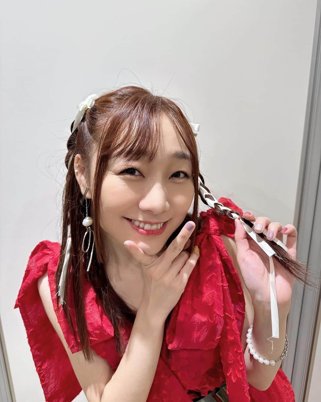 須田亜香里さんのインスタグラム写真 須田亜香里instagram 「真っ赤なドレス🌹 2023年12月2日 タワーレコード梅田nu茶屋町