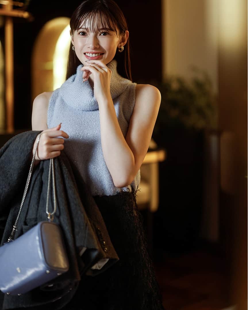 snidelさんのインスタグラム写真 - (snidelInstagram)「這款柔軟的無袖針織衫混有羽毛，閃爍著細小的亮片，閃亮的亮片營造出女性化的季節感。蓬鬆的大高領營造出一種冬天的氛圍感 ...