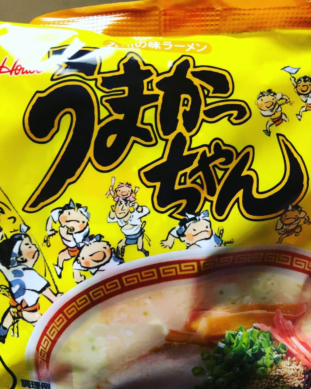 広田みのるさんのインスタグラム写真 - (広田みのるInstagram)「どげんしょっとやー おうちキャンプでうまかっちゃん 地元にいる頃は見 ...