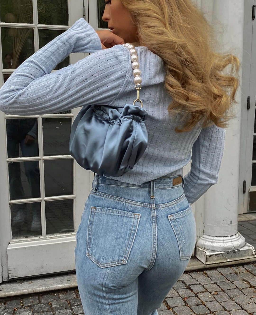 Lisa Tellbeさんのインスタグラム写真 - (Lisa TellbeInstagram)「Wears only one color ...