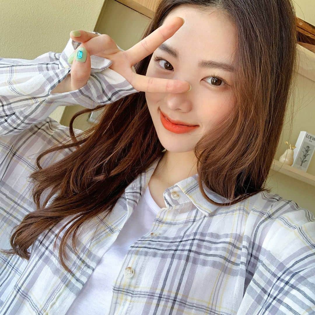 HOTPING公式アカウントさんのインスタグラム写真 - (HOTPING公式アカウントInstagram)「透け感のあるチェックシャツ🌿 デイリーにピッタリなカラー展開で着まわし力も抜群です ...