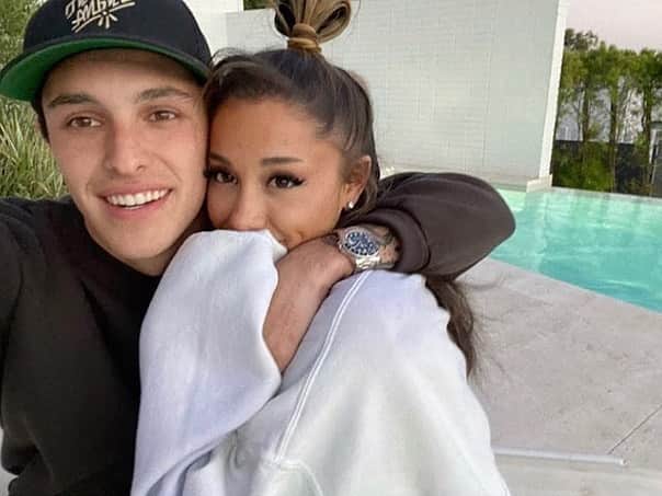 Just Jaredさんのインスタグラム写真 - (Just JaredInstagram)「@arianagrande cuddles up ...