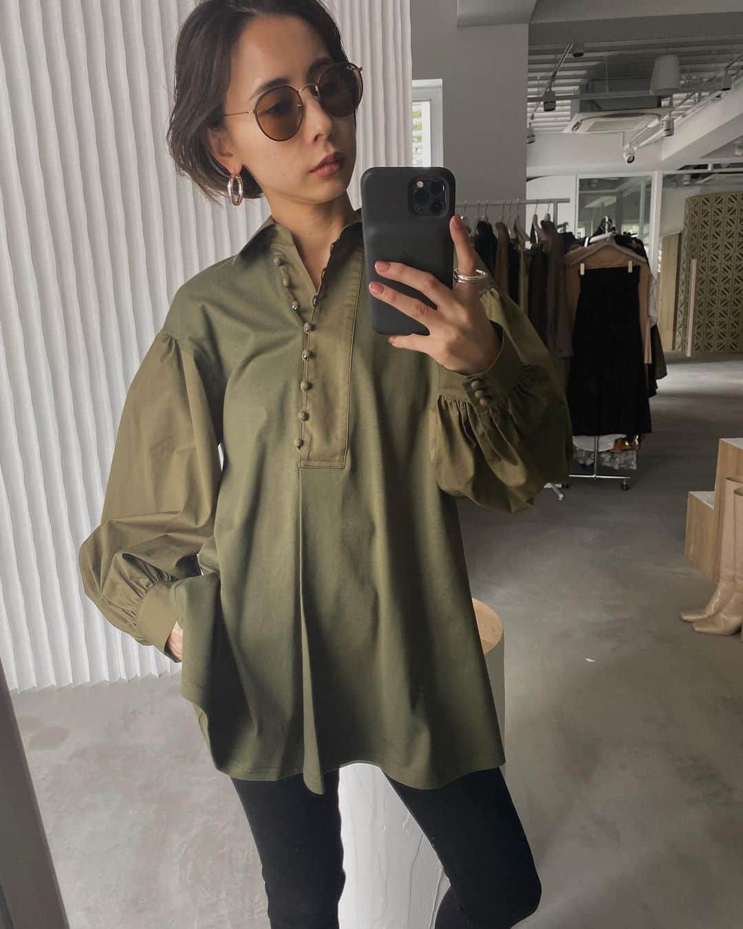 黒石奈央子さんのインスタグラム写真 - (黒石奈央子Instagram)「今日から発売で、かなり人気なこのこ。 . . PUFF SLEEVE COMBINATION TOP ¥14000 ...