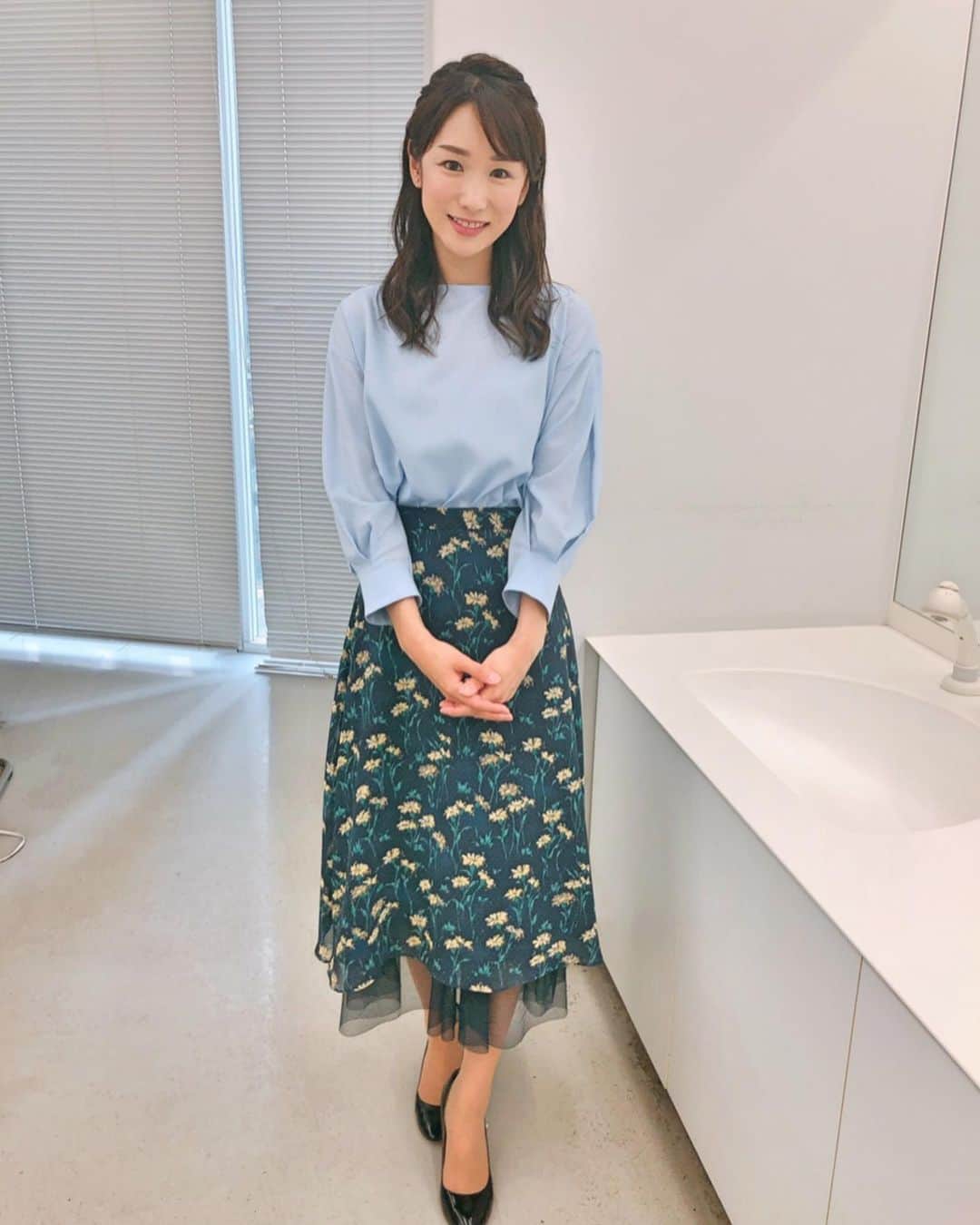堂真理子さんのインスタグラム写真 - (堂真理子Instagram)「今日の「ワイド！スクランブル」は、綺麗なブルーのブラウスとレーススカートでした😊 ☆ブラウス… #LAUTREAMONT ...