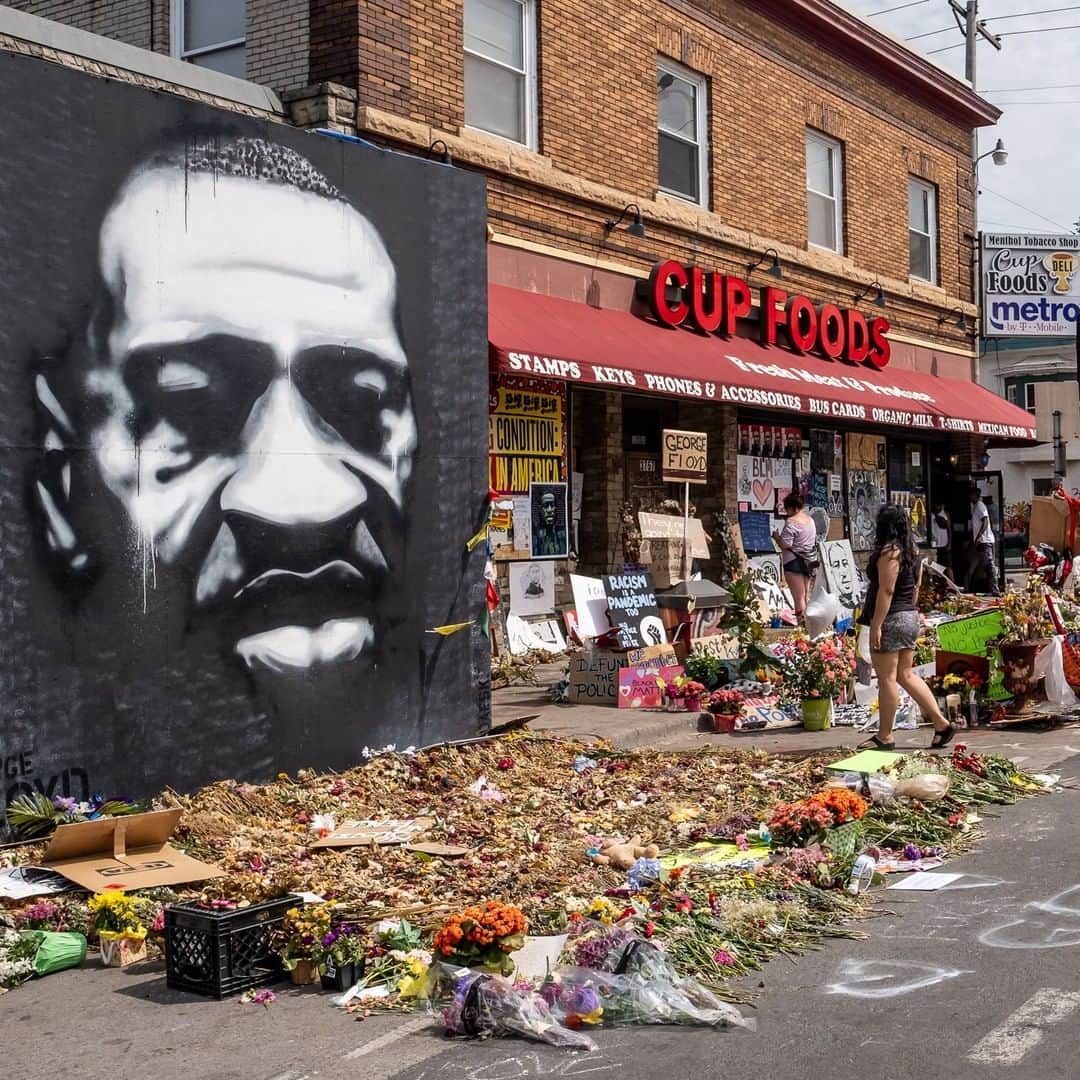 ニューヨーク・タイムズさんのインスタグラム写真 - (ニューヨーク・タイムズInstagram)「The pavement outside ...