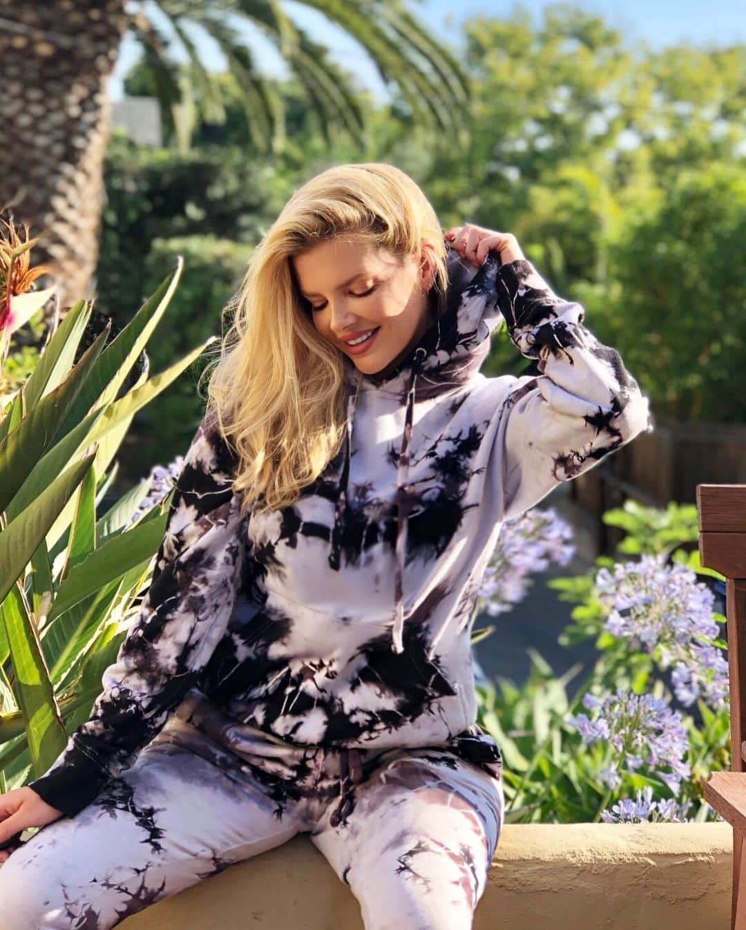 Stephanie Brantonさんのインスタグラム写真 - (Stephanie BrantonInstagram)「Loungin🖤🤍🖤 ...