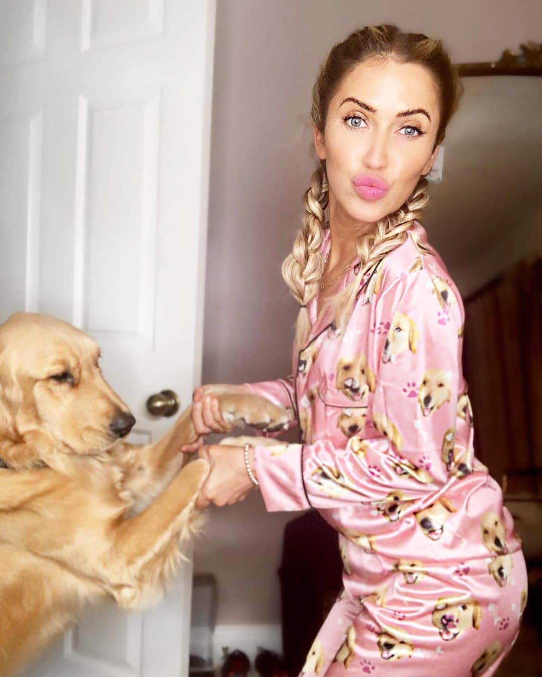 ケイトリン・ブリストーさんのインスタグラム写真 - (ケイトリン・ブリストーInstagram)「Me- “I’m gonna go slip ...