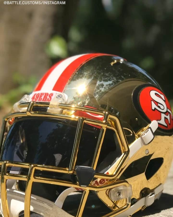 スポーツセンターさんのインスタグラム写真 - (スポーツセンターInstagram)「He makes custom NFL helmets ...