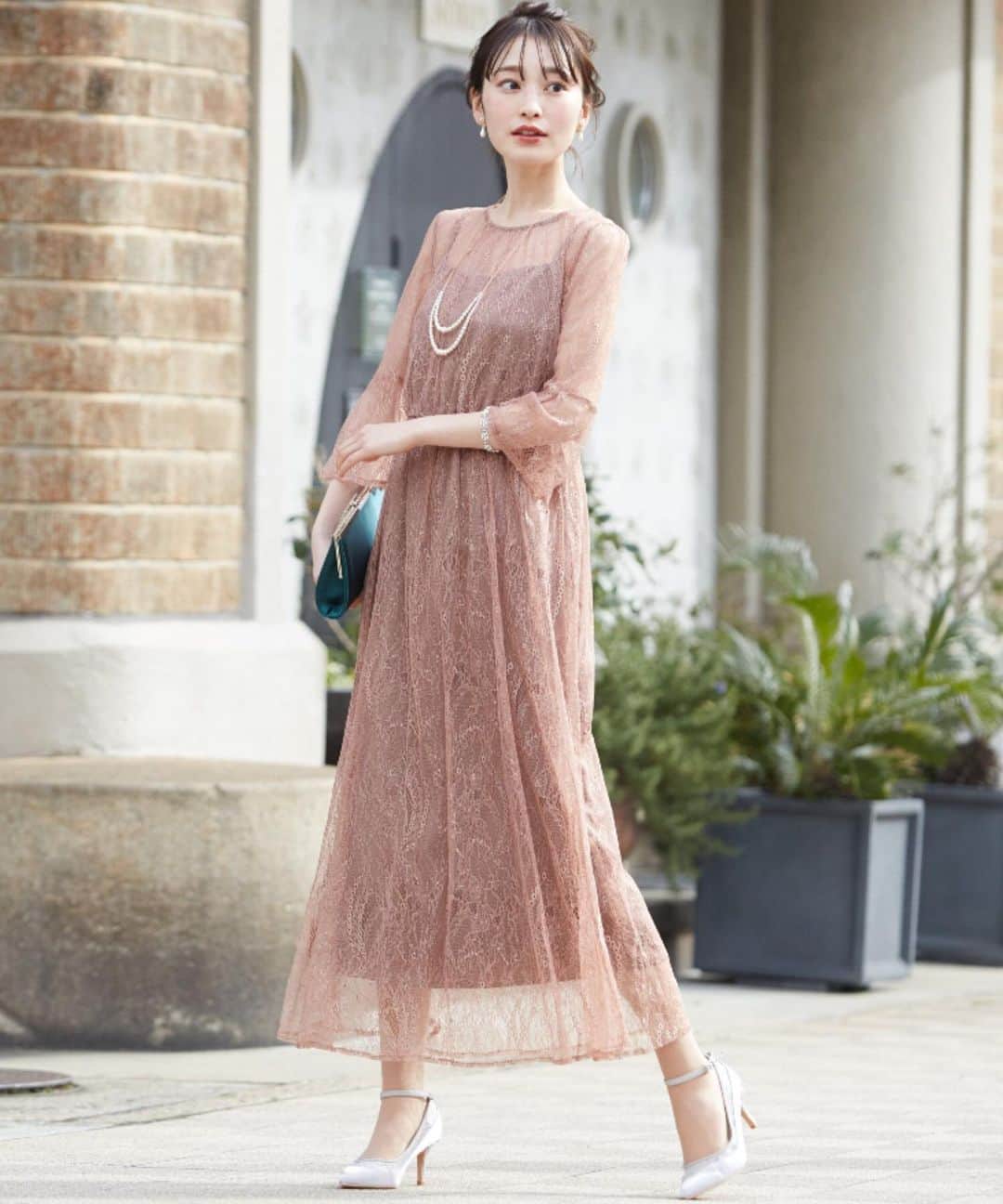 Dorry Dollさんのインスタグラム写真 - (Dorry DollInstagram)「スタイリッシュなIラインのシルエットが洗練された都会の雰囲気のあるドレス。 大人のピンクベージュが ...
