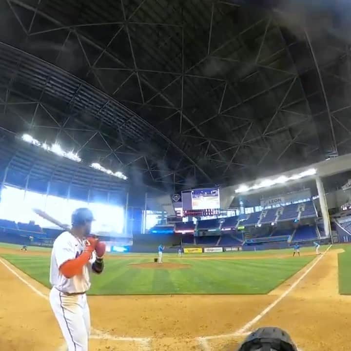 MLBさんのインスタグラム動画 - (MLBInstagram)「Ump cam brought to you by the @marlins. 😍」7月11日 4時53分 - mlb