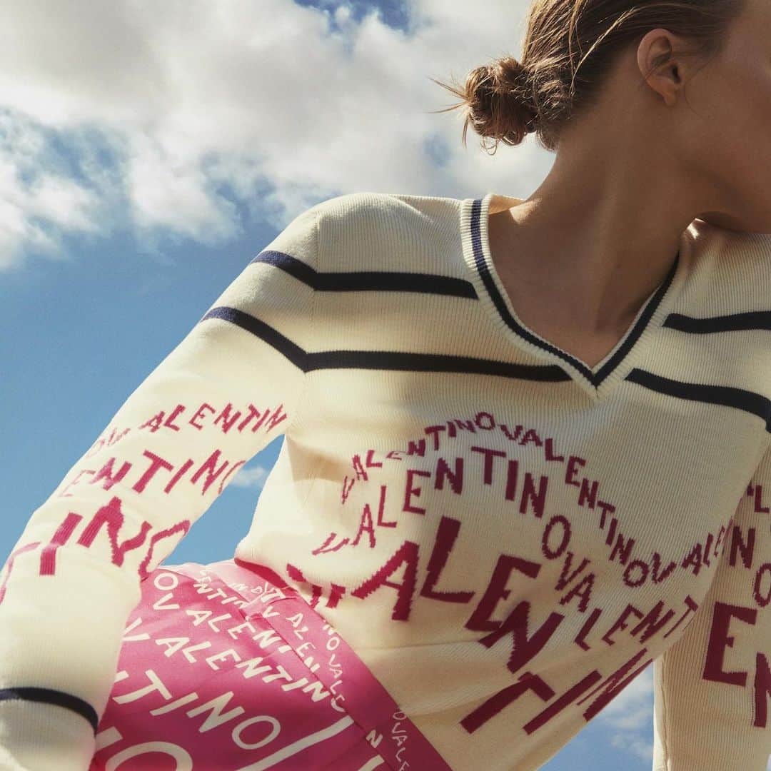 Valentinoさんのインスタグラム写真 - (ValentinoInstagram)「Light, flowing fabrics ...