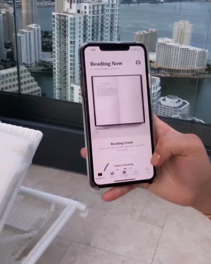 Anastasiya Kvitkoさんのインスタグラム動画 - (Anastasiya KvitkoInstagram)「This Book ...