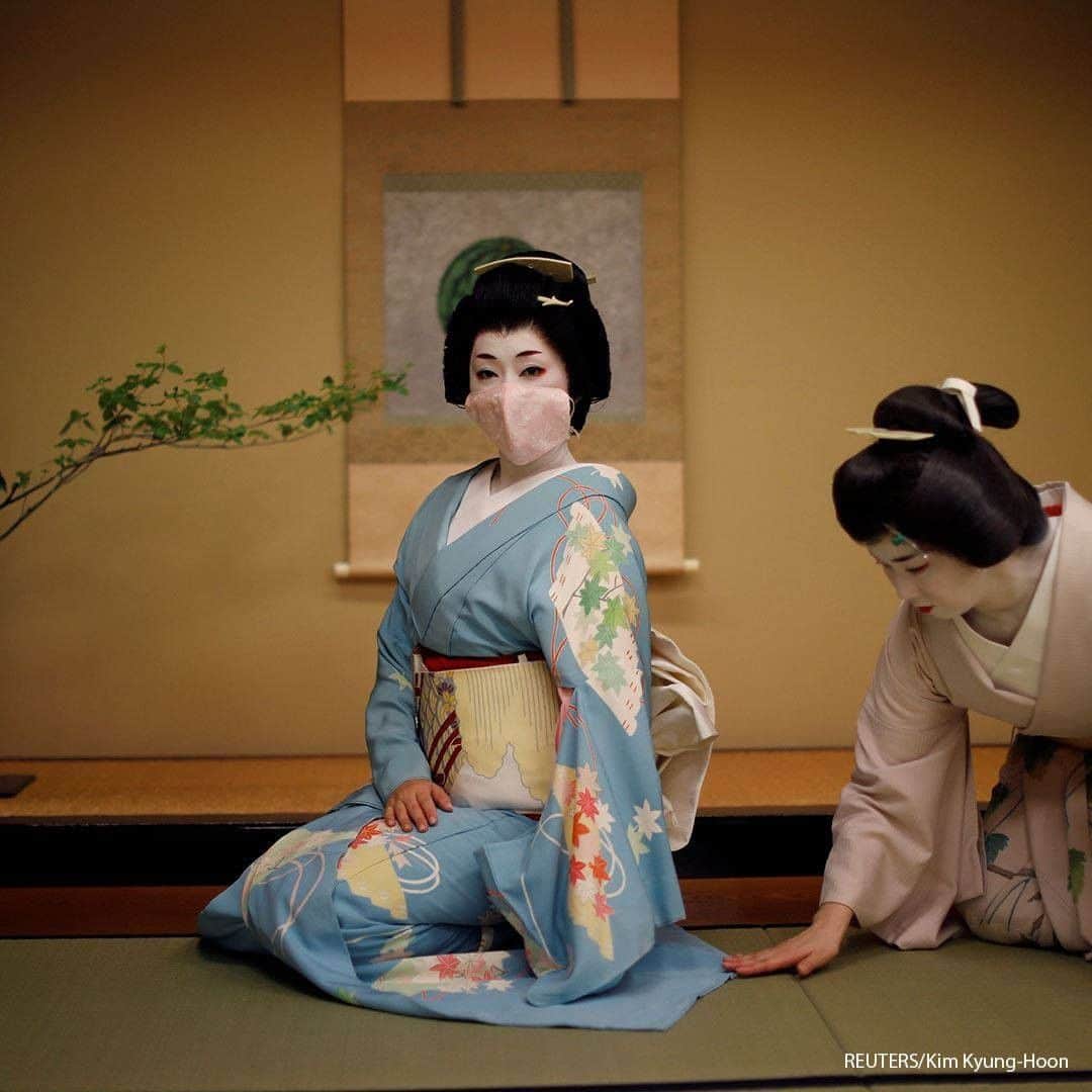 ABC Newsさんのインスタグラム写真 - (ABC NewsInstagram)「A geisha wears a protective ...