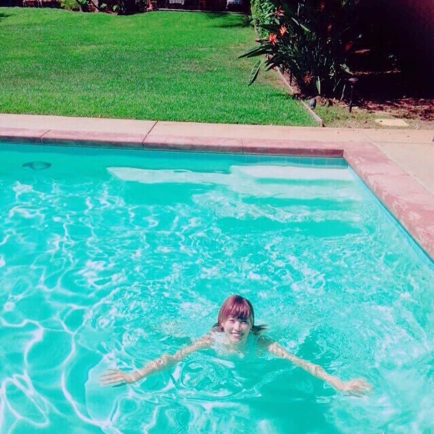 楠田亜衣奈さんのインスタグラム写真 楠田亜衣奈instagram 「2nd写真集のロスで撮った写真。変なポーズしてる。なにしてんの？この