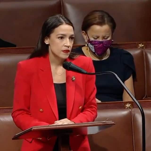 ELLE Magazineさんのインスタグラム動画 - (ELLE MagazineInstagram)「Still thinking ...