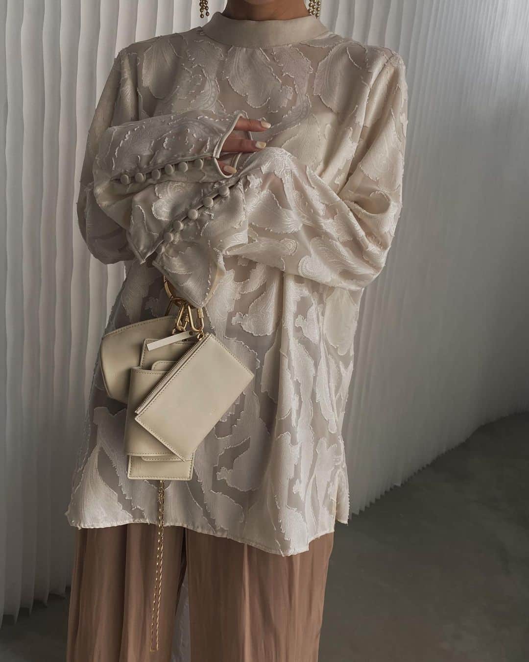 黒石奈央子さんのインスタグラム写真 - (黒石奈央子Instagram)「あめりふく . . HAOKAN BACK RIBBON BLOUSE ¥.16000 8/4 GLOSSY LONG ...